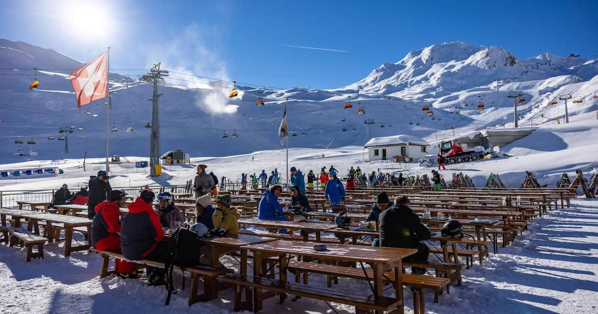 Helikopter bringt Gäste zur ersten Piste im Samnaun